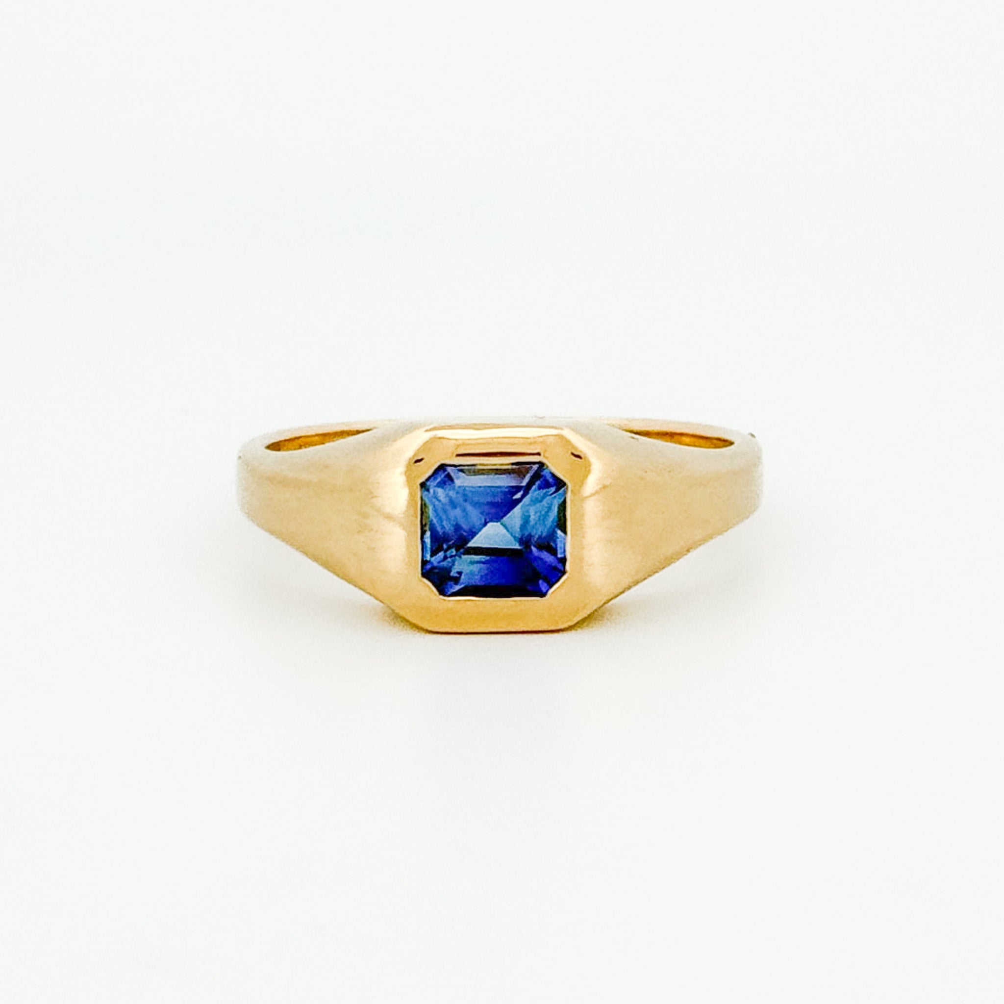 Ceylon Sapphire BACCHUS Ring | AGOVIA Fine Jewellery